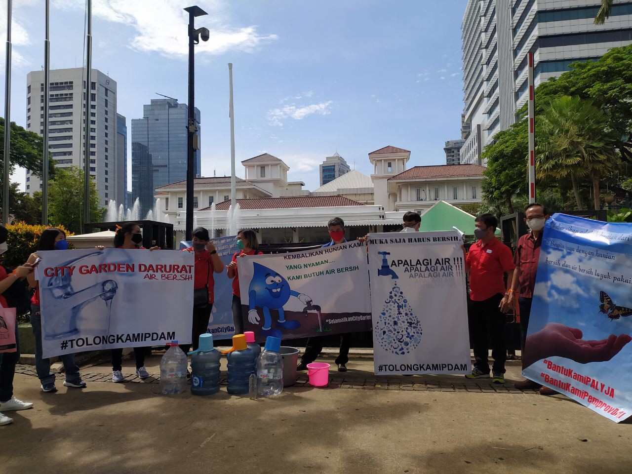 Tak Dapatkan Akses Air Bersih, Warga Rusunami City Garden Mohonkan Pemenuhan Hak Kepada Gubernur ...